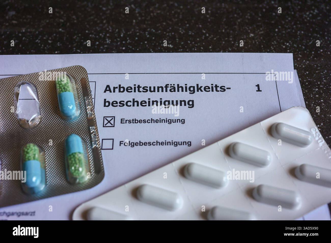 Stockbilder 02/2025 Krankmeldung mit Tabletten *** Stock photos 02 2025 ...