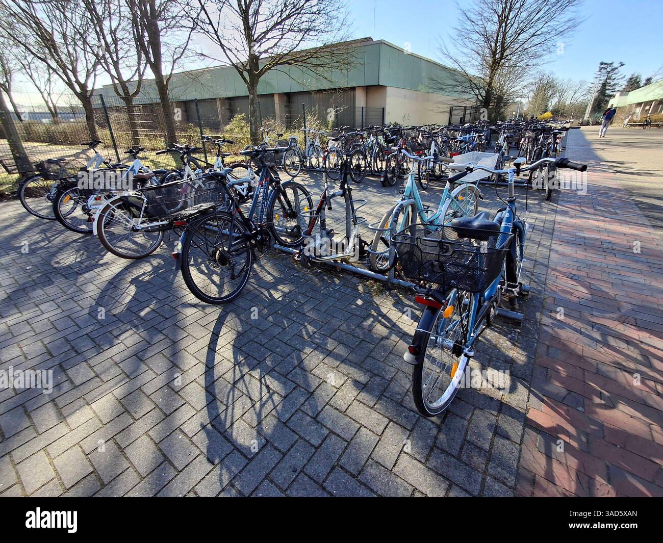 Stockbilder 04/2025 Fahhrad Stellplätze an einer Schule Hamburg Hamburg ...