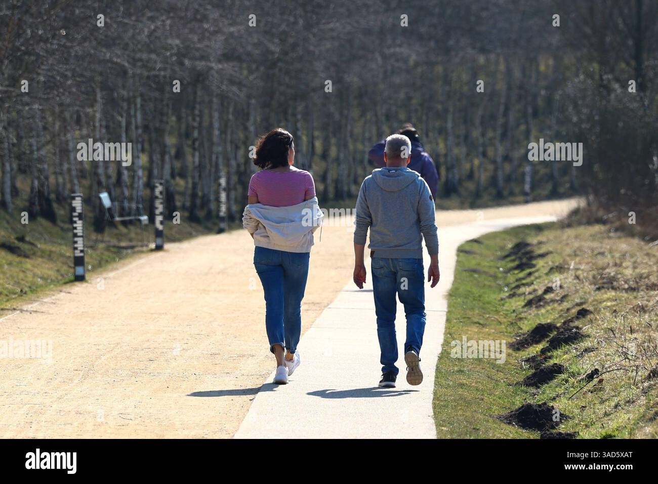 Stockbilder 03/2025 Pärchen beim spazieren gehen im Park *** Stock ...