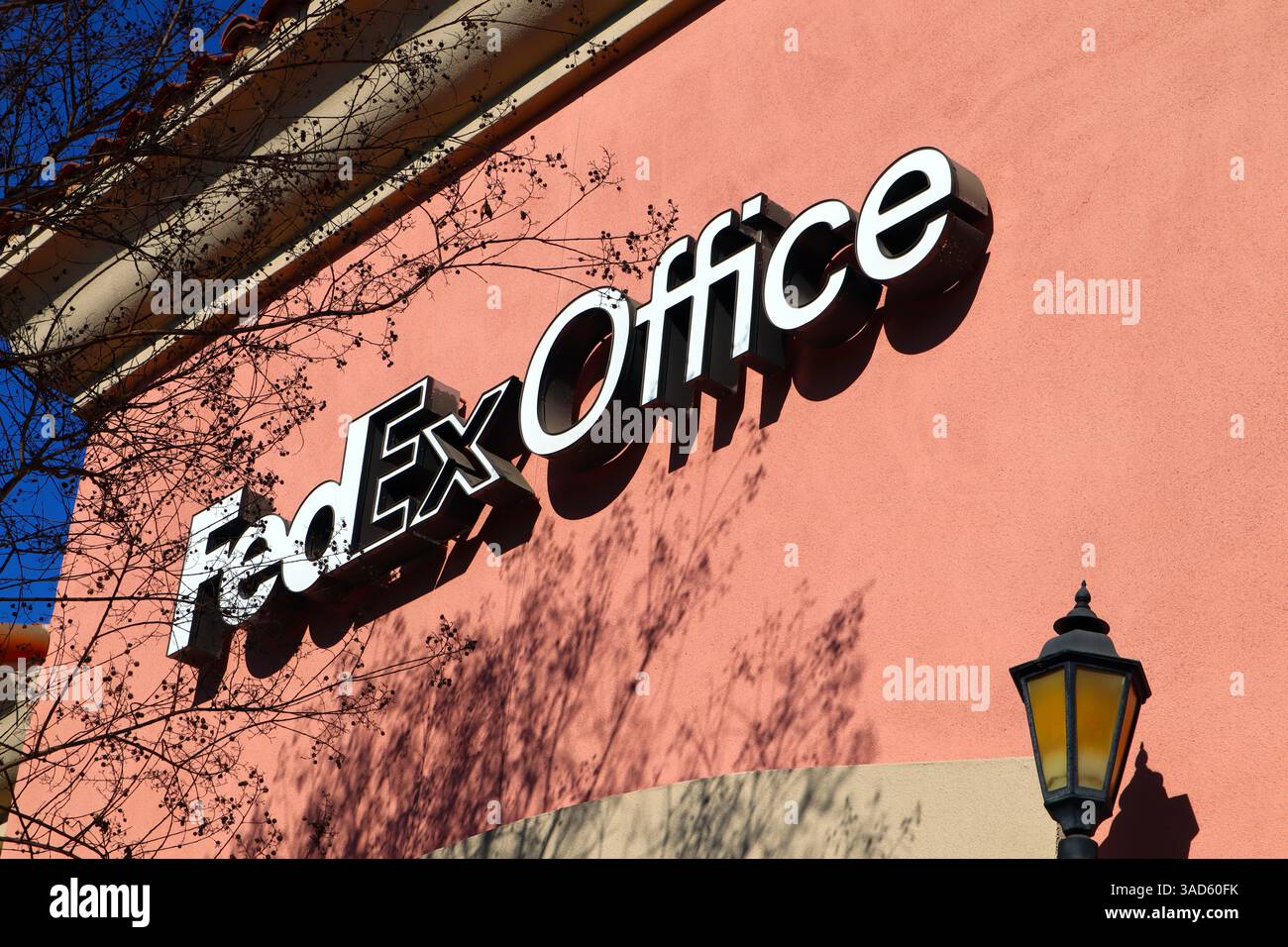Fedex office building exterior hi-res stock photography and images - Alamy