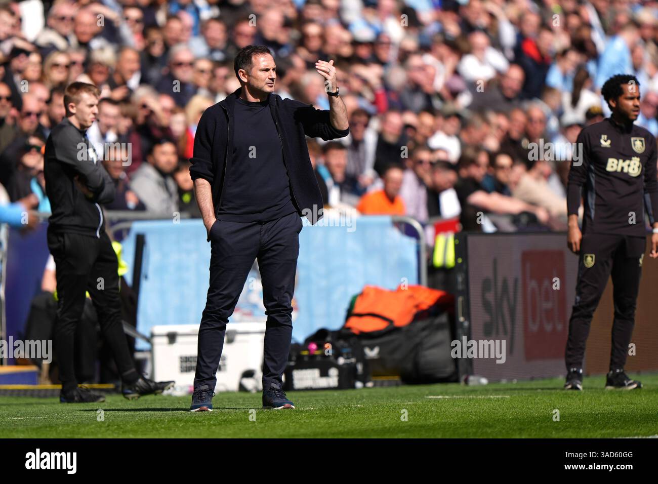 Coventry City head coach Frank Lampard during the Sky Bet Championship ...