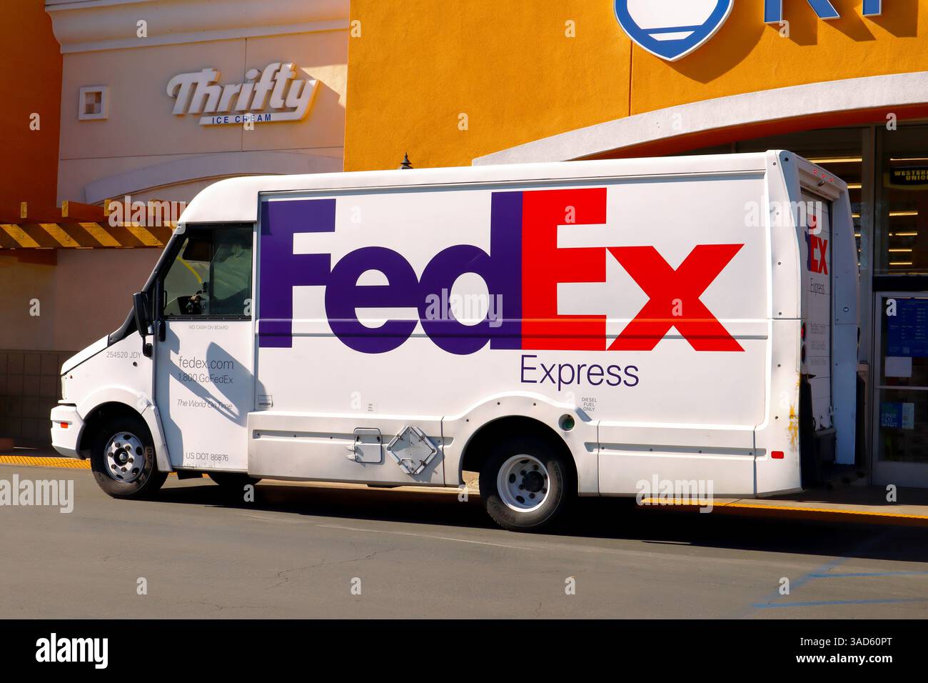 Fedex courier company logo hi-res stock photography and images - Alamy