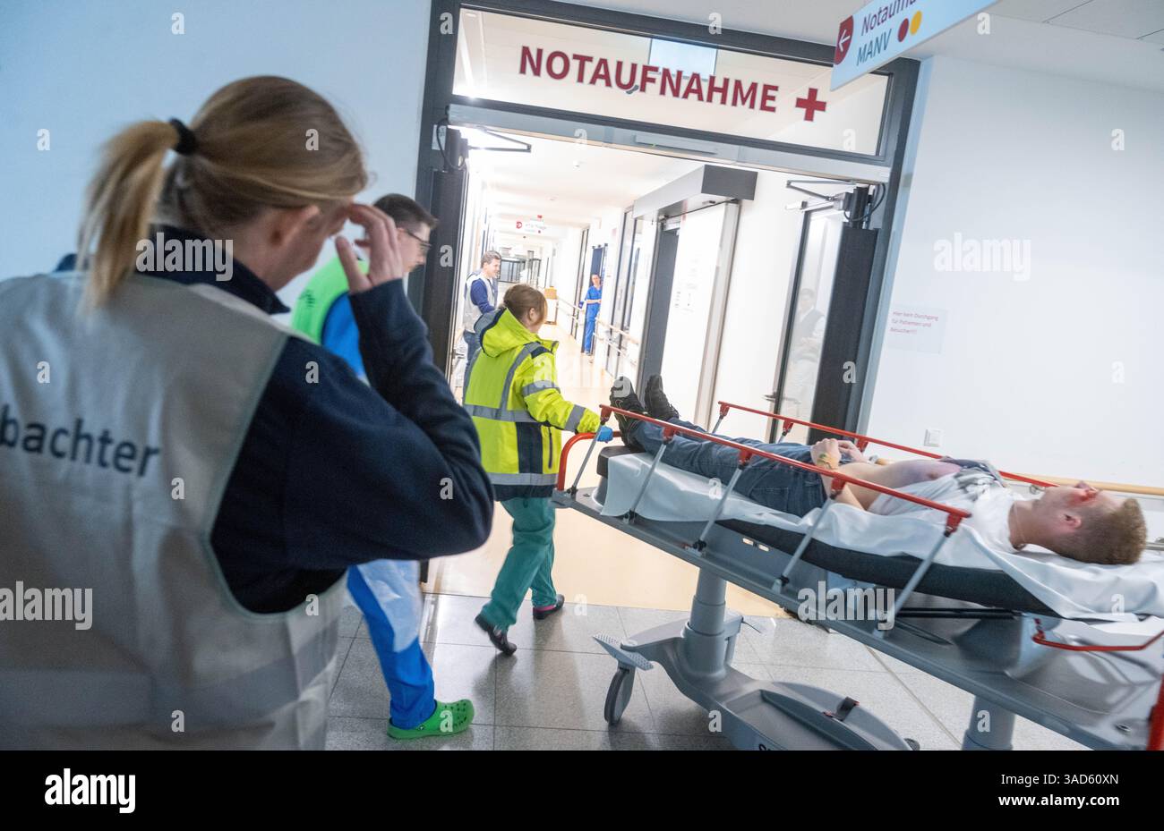 Rostock, Germany. 05th Apr, 2025. Volunteer nursing staff and medical ...