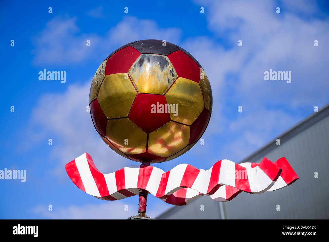 Kalmar, Sverige. 05th Apr, 2025. 250405 En fotbollsstaty utanför ...