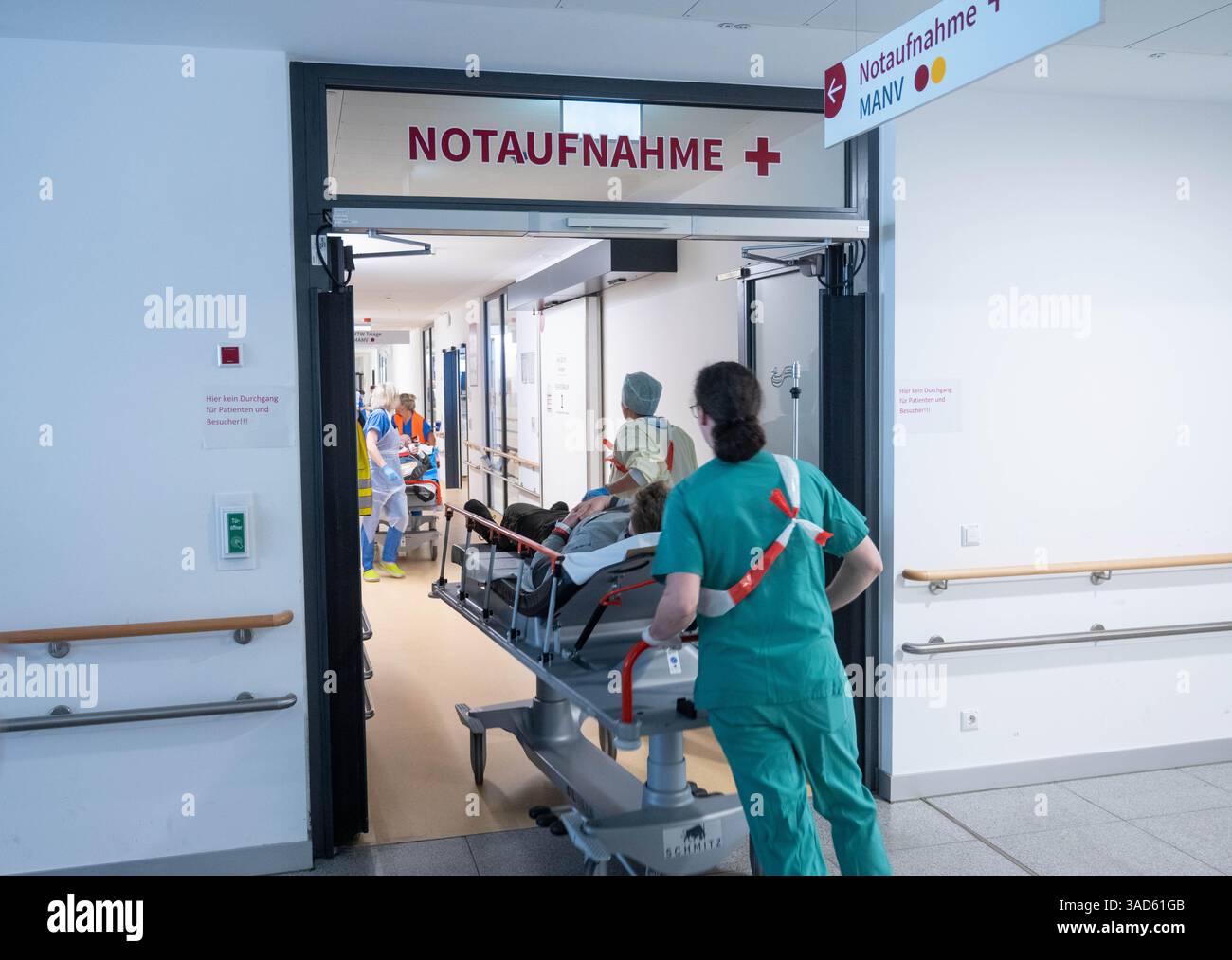 Rostock, Germany. 05th Apr, 2025. Volunteer nursing staff and medical ...