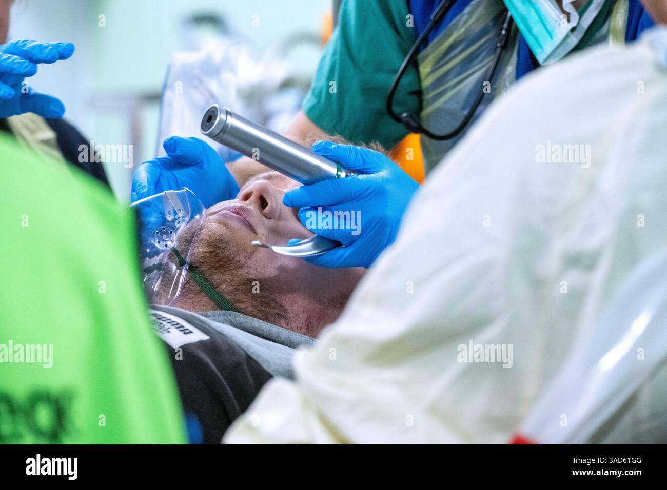 Rostock, Germany. 05th Apr, 2025. Volunteer nursing staff and medical ...