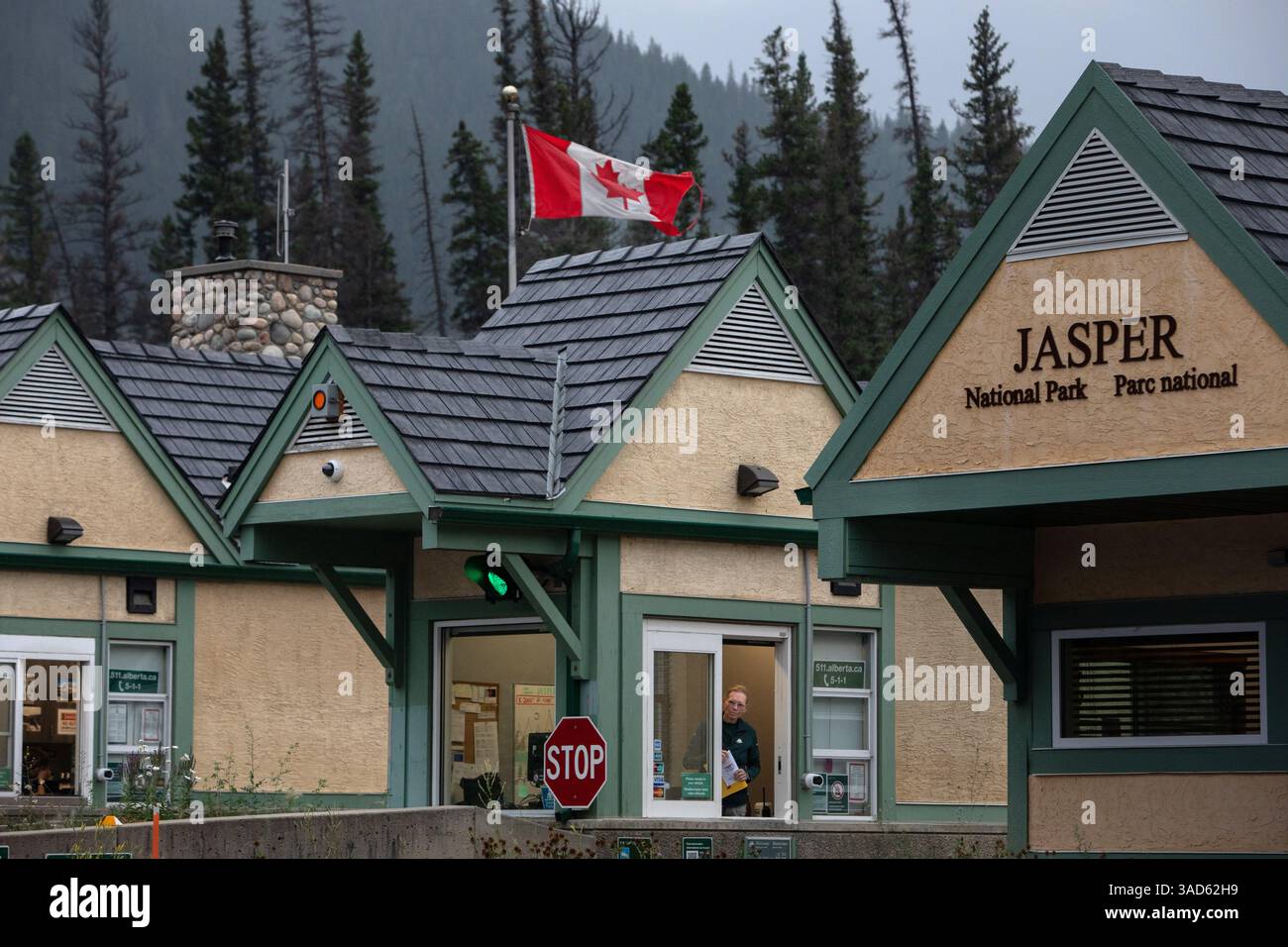Jasper, Canada. 16th Aug, 2024. Police and Park rangers wait for ...