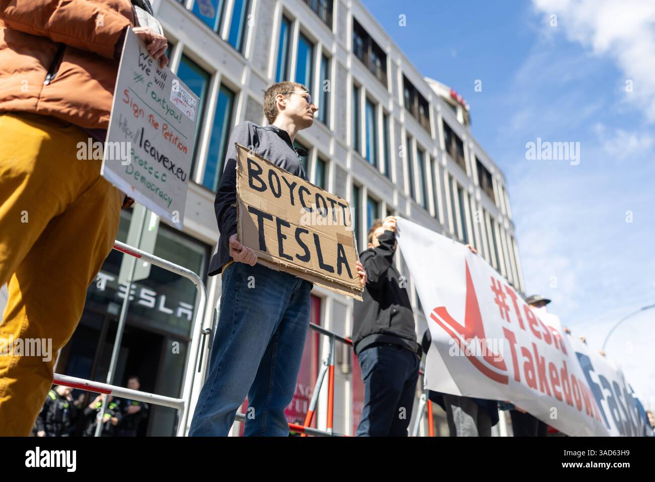 Demonstration gegen Tesla in Berlin Berlin, Deutschland - 5. April 2025 ...