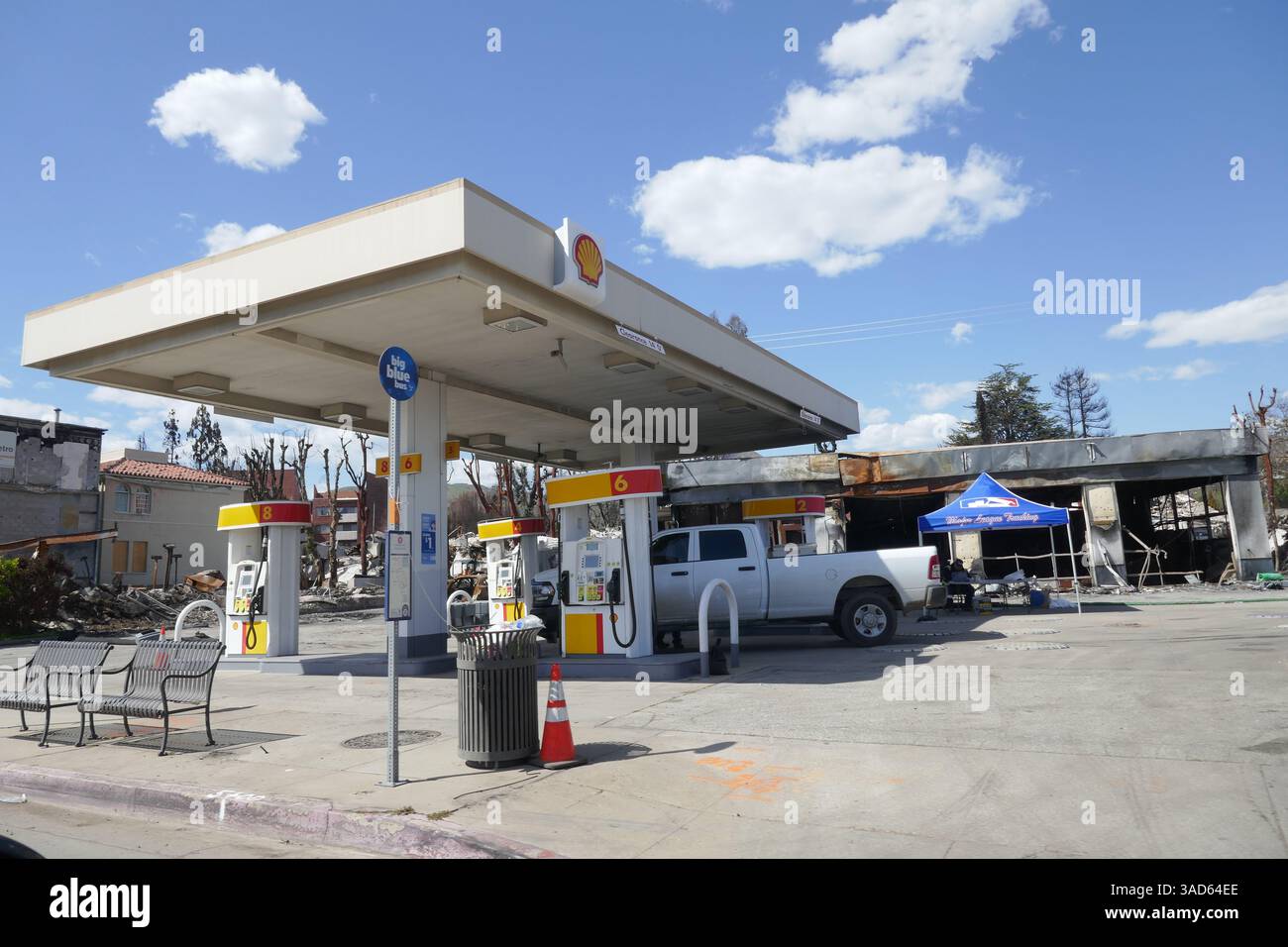 Pacific Palisades, California, USA 4th April 2025 Shell Gas Station ...