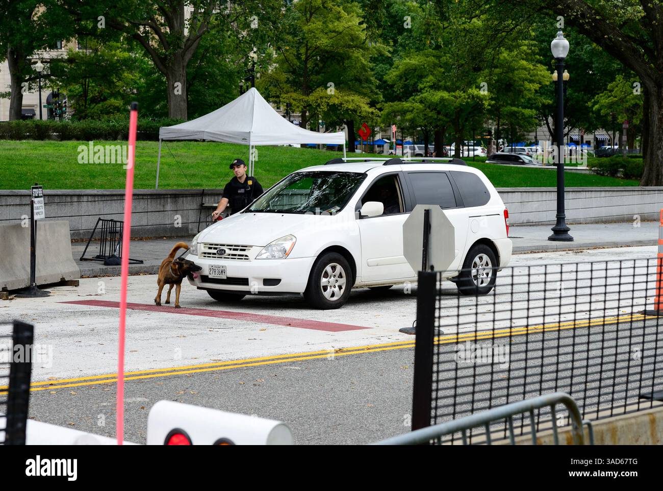 USA, Washington, White House, oval office of US president, security ...