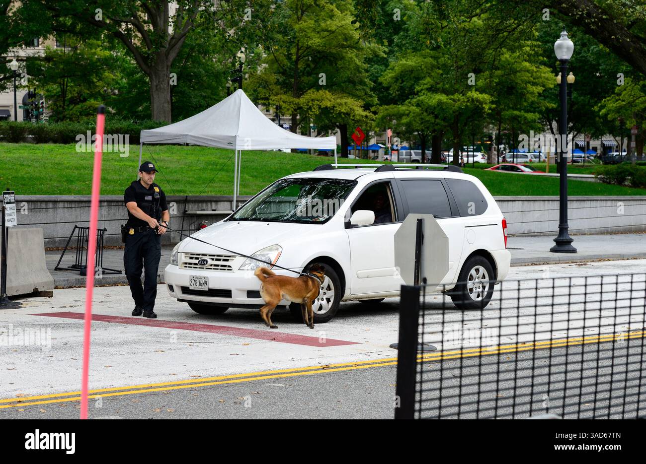 USA, Washington, White House, oval office of US president, security ...