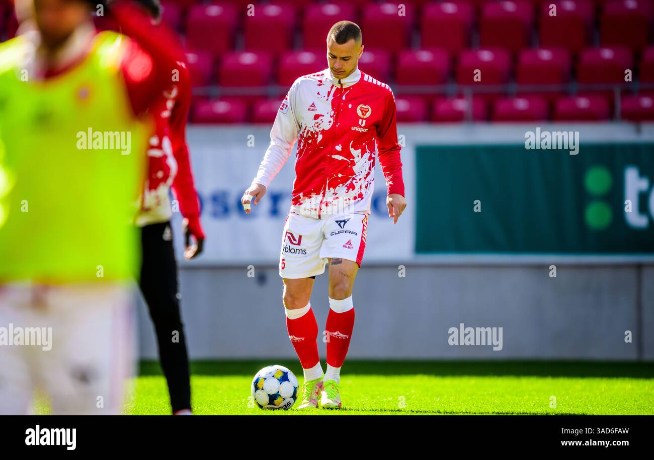 250405 Kalmars Melker Hallberg inför fotbollsmatchen i Superettan ...