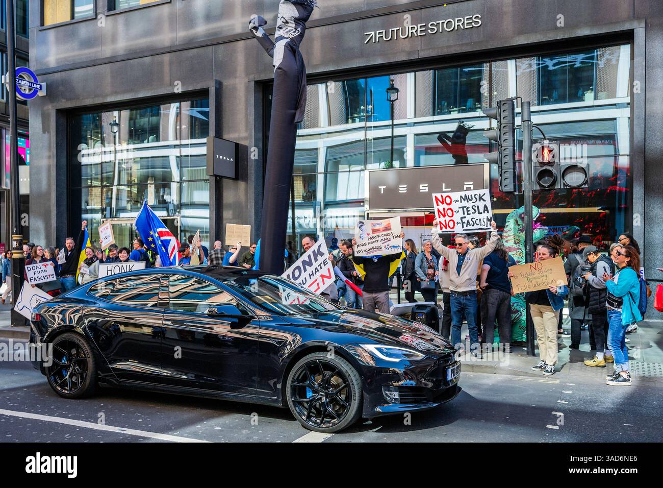 London, UK. 5th Apr, 2025. An inflatable Elon Musk attempts to repeat ...