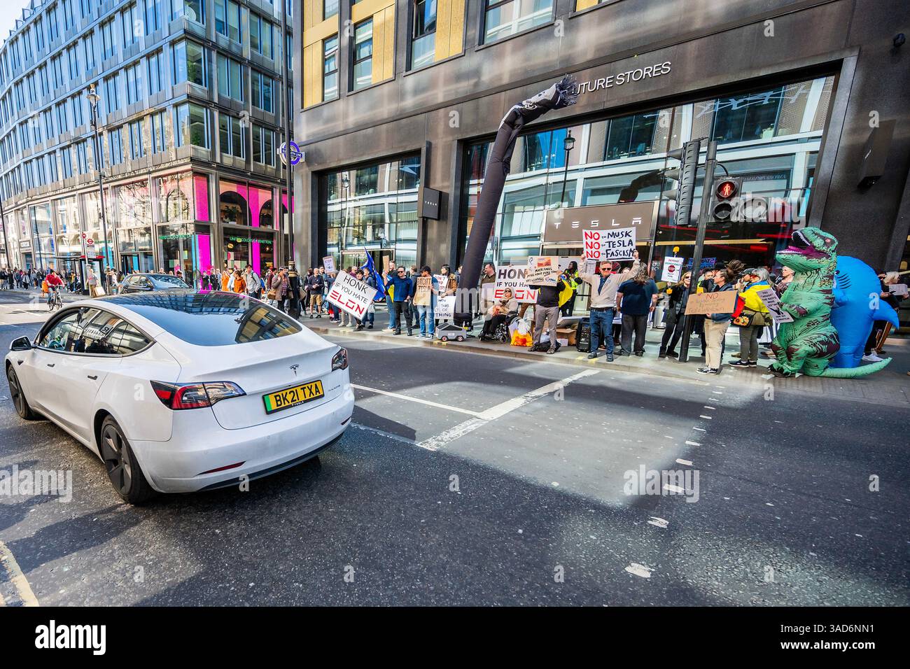 London, UK. 5th Apr, 2025. An inflatable Elon Musk attempts to repeat ...
