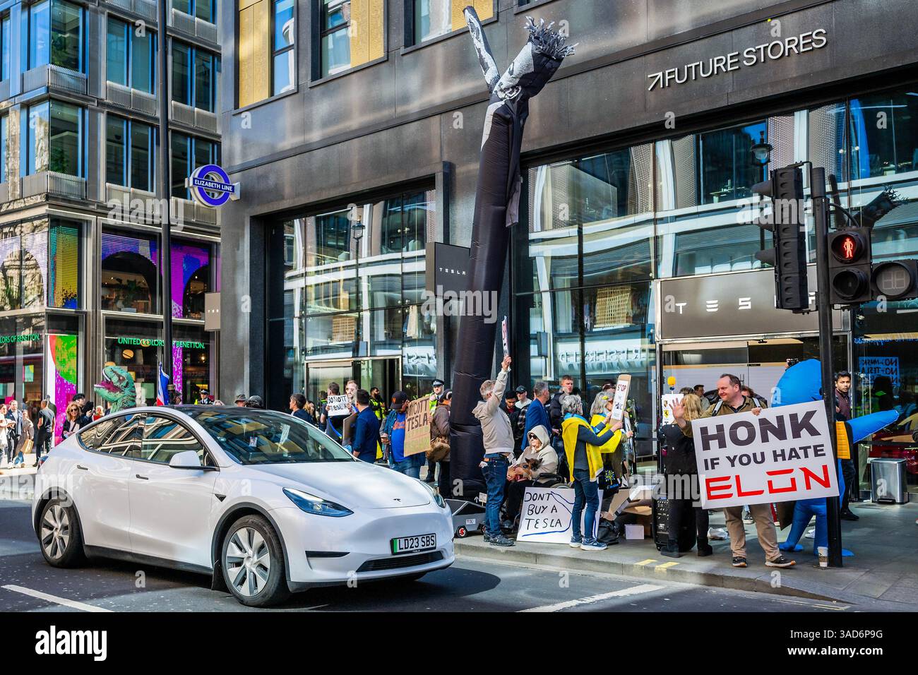 London, UK. 5th Apr, 2025. An inflatable Elon Musk attempts to repeat ...