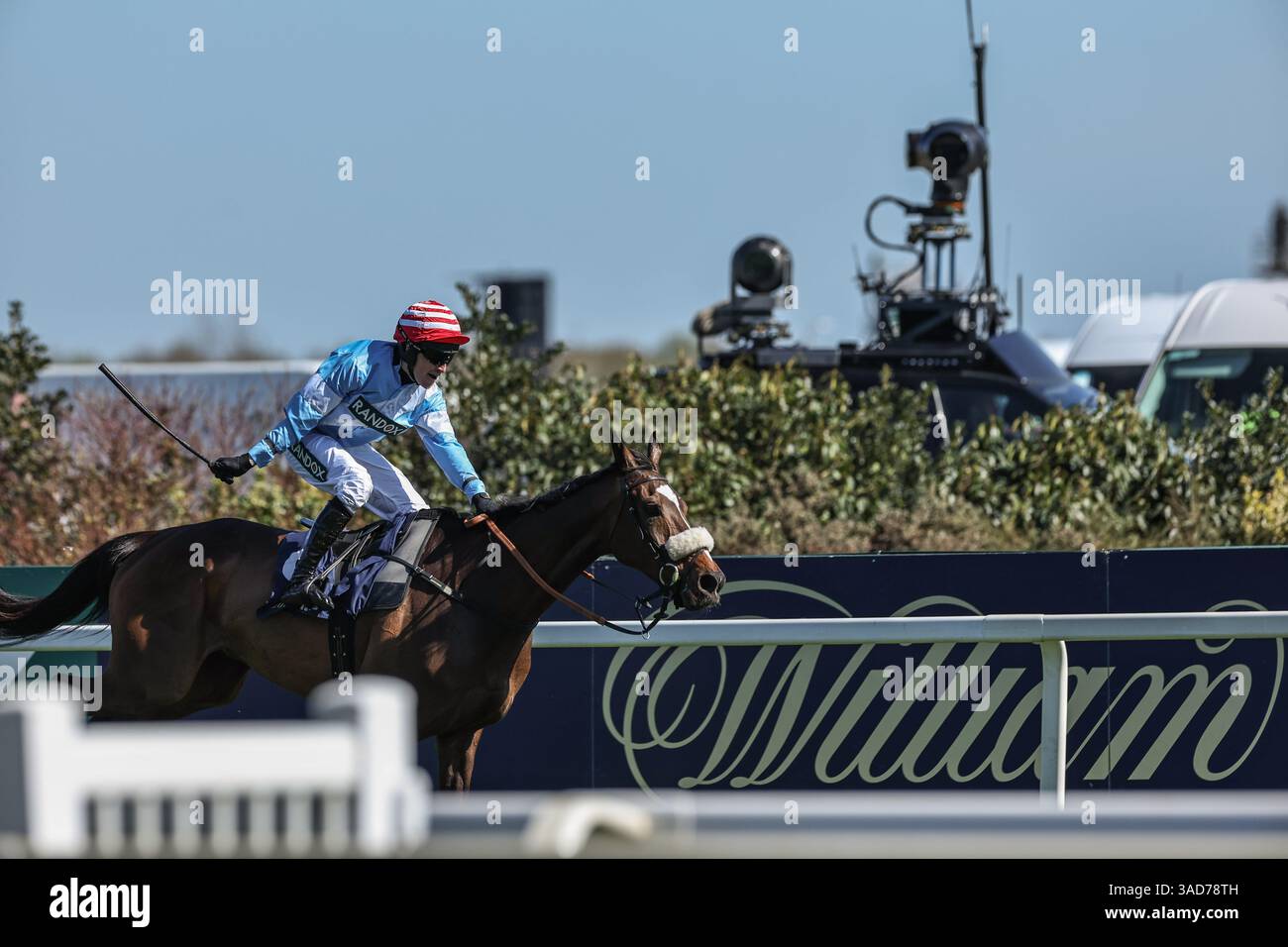 Cruz Control ridden by Stan Sheppard wins the 14:30 William Hill ...