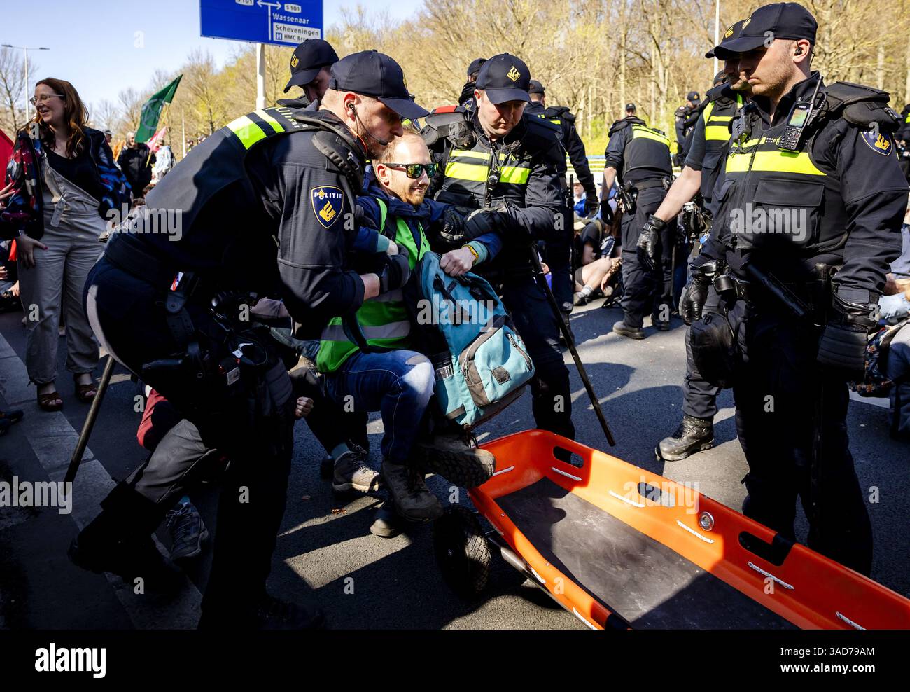 DEN HAAG - Police officers remove protesters from Extinction Rebellion ...