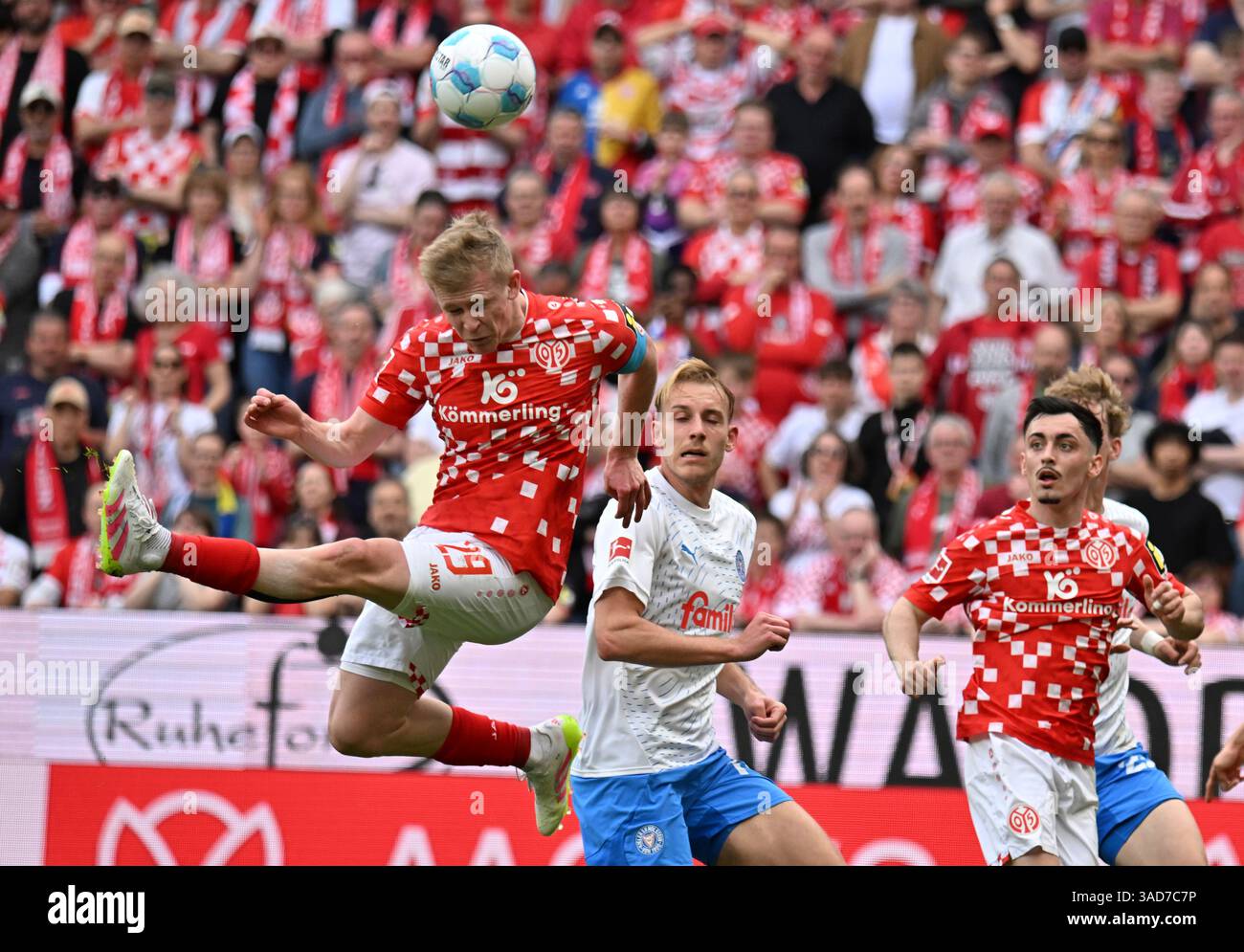 Mainz, Germany. 05th Apr, 2025. Soccer: Bundesliga, FSV Mainz 05 ...