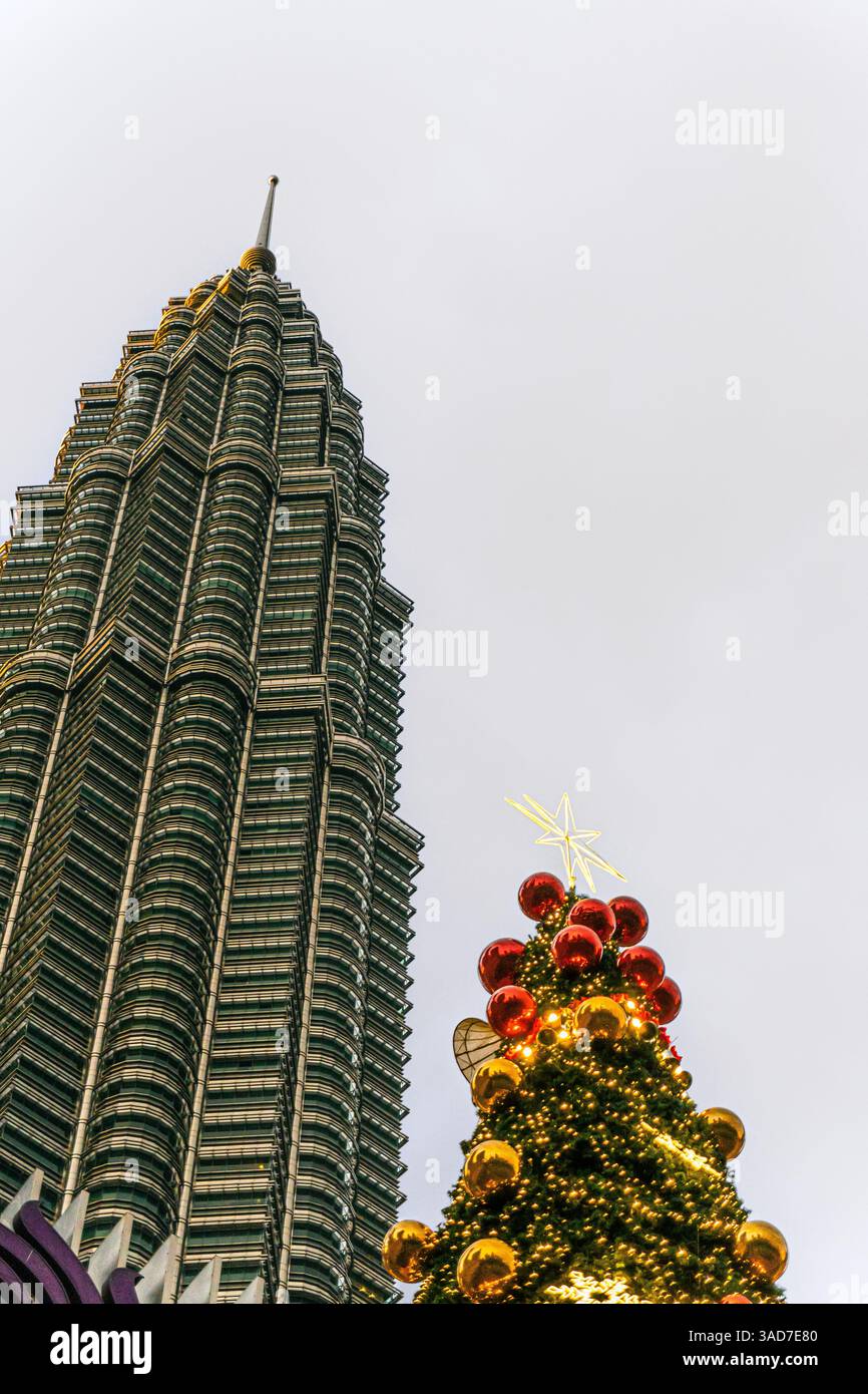 Kuala Lumpur, Malaysia: The towering Petronas Twin Towers alongside a ...