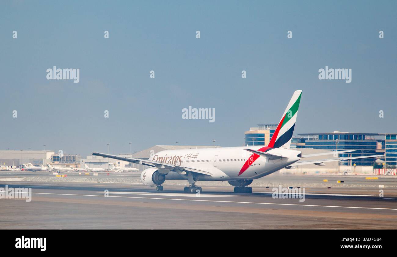 Airplane aircraft running on runway hi-res stock photography and images ...