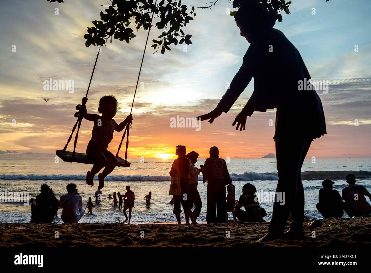 (250405) -- BANTEN, April 5, 2025 (Xinhua) -- People enjoy leisure time ...