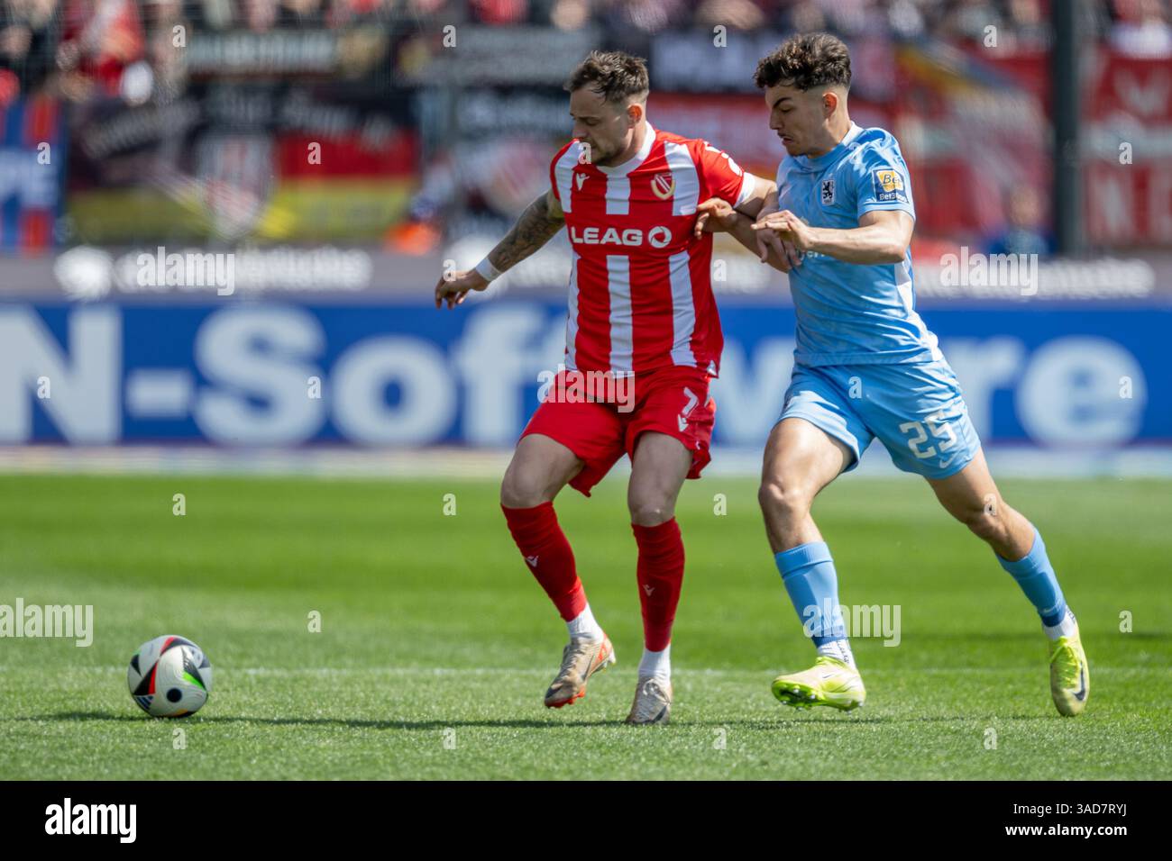 Muenchen, Deutschland. 05th Apr, 2025. Kampf um den Ball/Zweikampf ...
