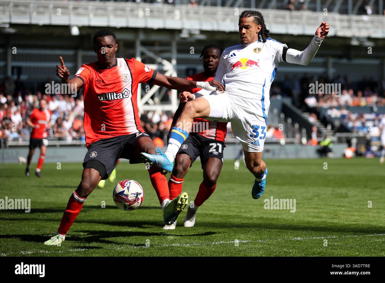 Leeds United's Isaac Schmidt battles for the ball against Luton Town's ...