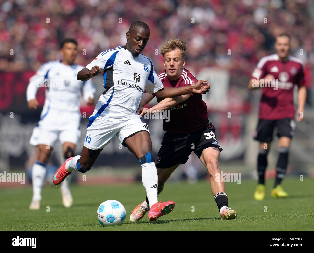 Jean-Luc Dompe (Hamburger SV, #7) gegen Tim Janisch (1.FC Nuernberg ...
