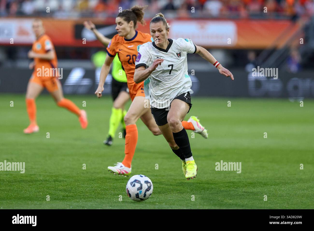 v.li.: Viktoria Pinther (Österreich, 7) am Ball, Einzelbild, Ganzkörper ...