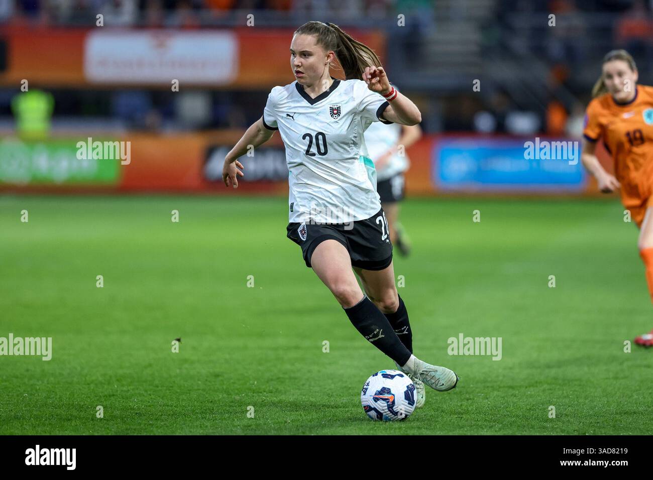 v.li.: Lilli Purtscheller (Österreich, 20) am Ball, Einzelbild ...