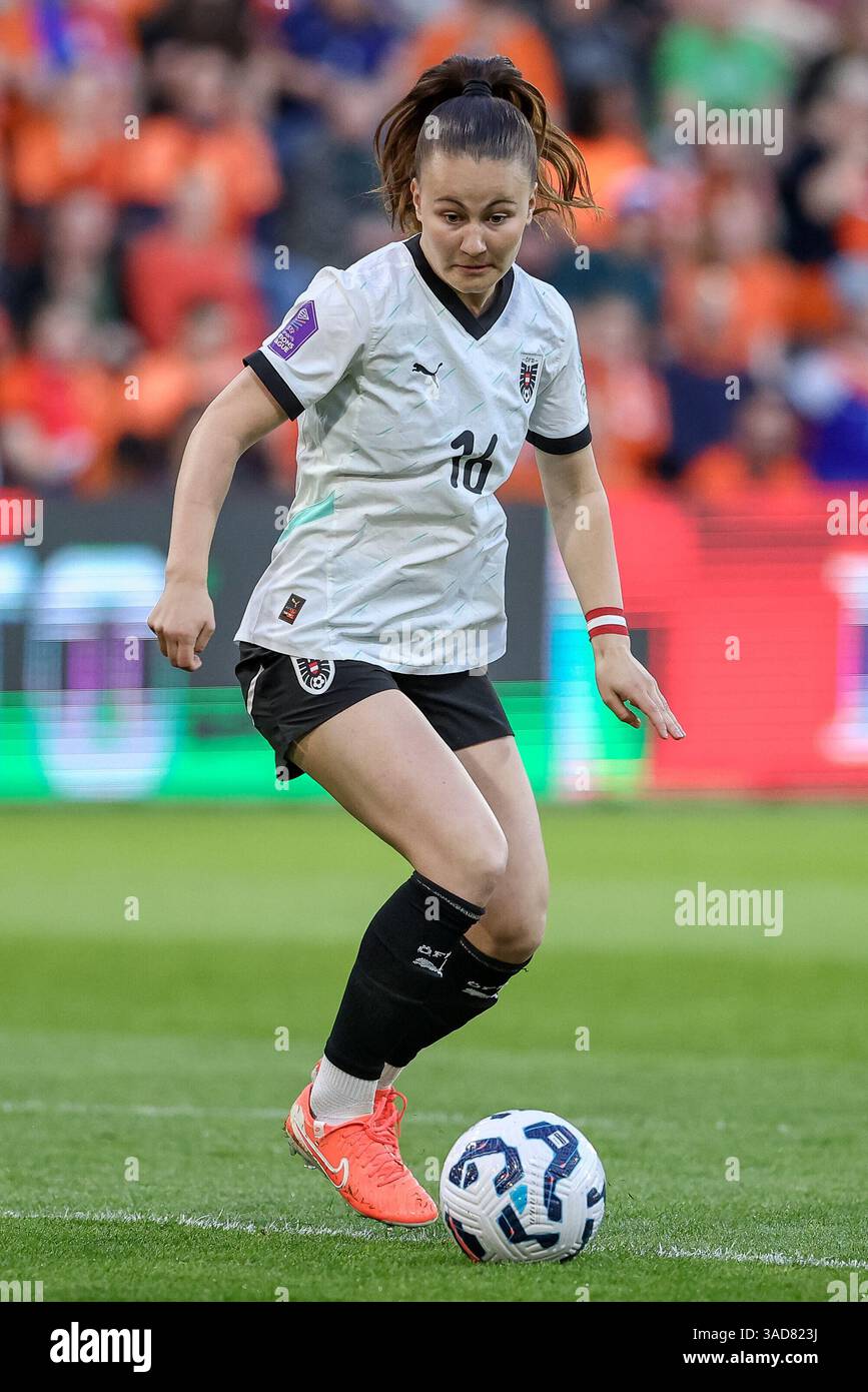 v.li.: Annabel Schasching (Österreich, 16) am Ball, Freisteller ...