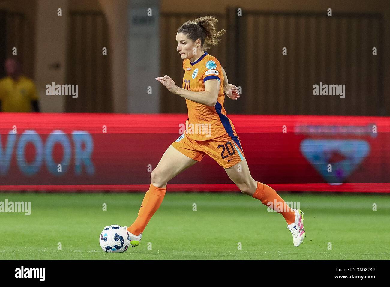 v.li.: Dominique Janssen (Niederlande, 20) am Ball, Freisteller ...