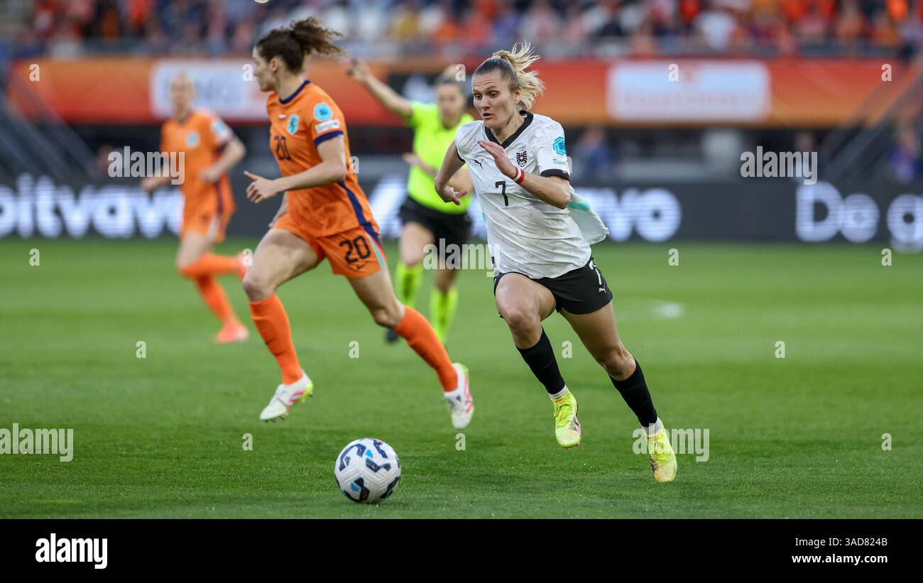 v.li.: Viktoria Pinther (Österreich, 7) am Ball, Einzelbild, Ganzkörper ...