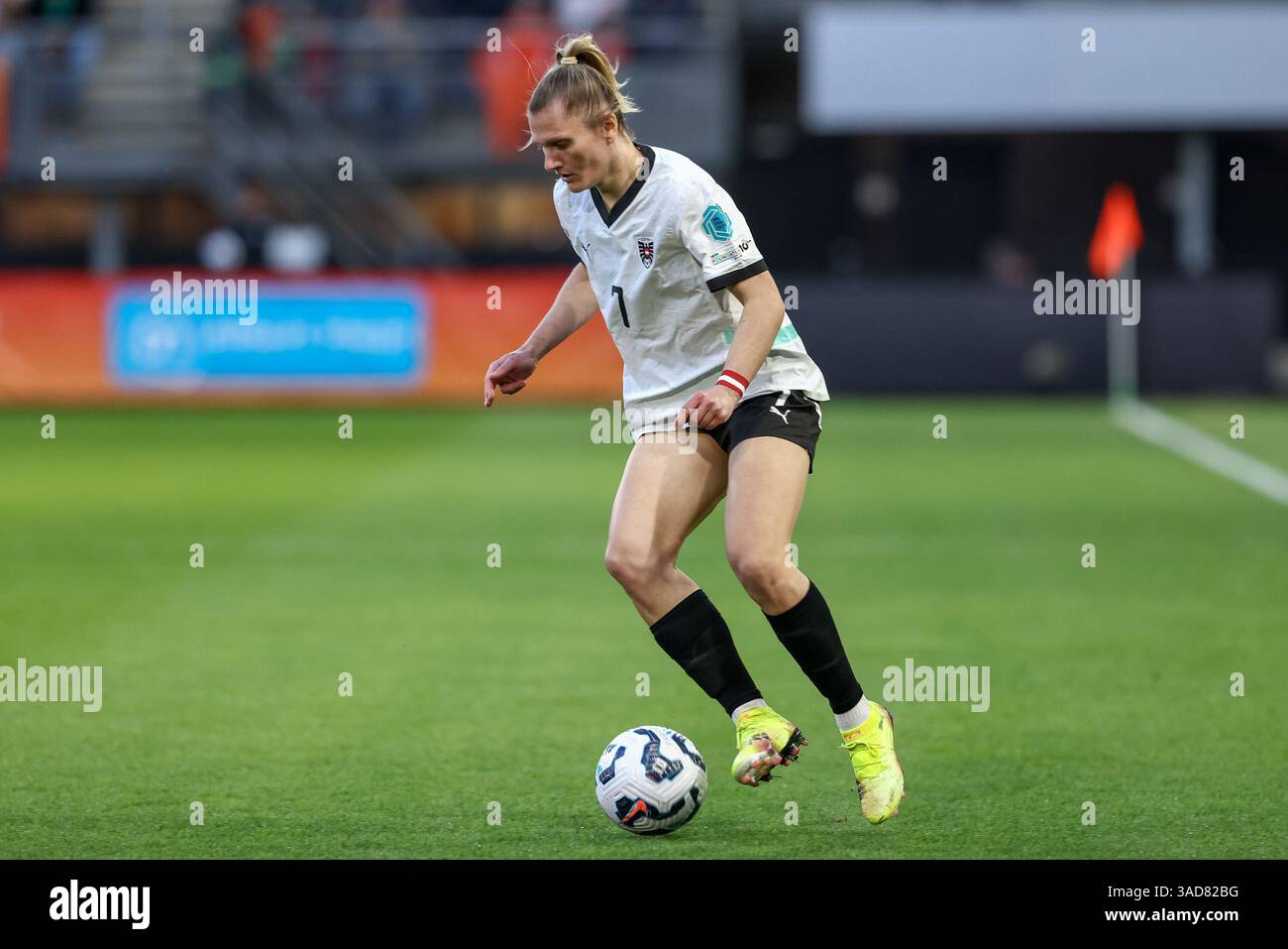 v.li.: Viktoria Pinther (Österreich, 7) am Ball, Freisteller ...