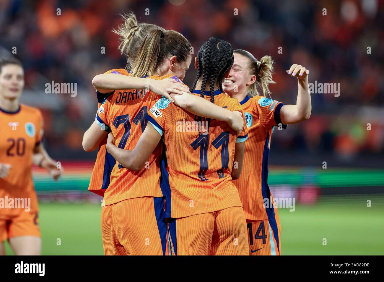 Almelo, Niederlande. 04th Apr, 2025. v.li.: Spielerinnen der Niederlande mit Torjubel, Jubel ...