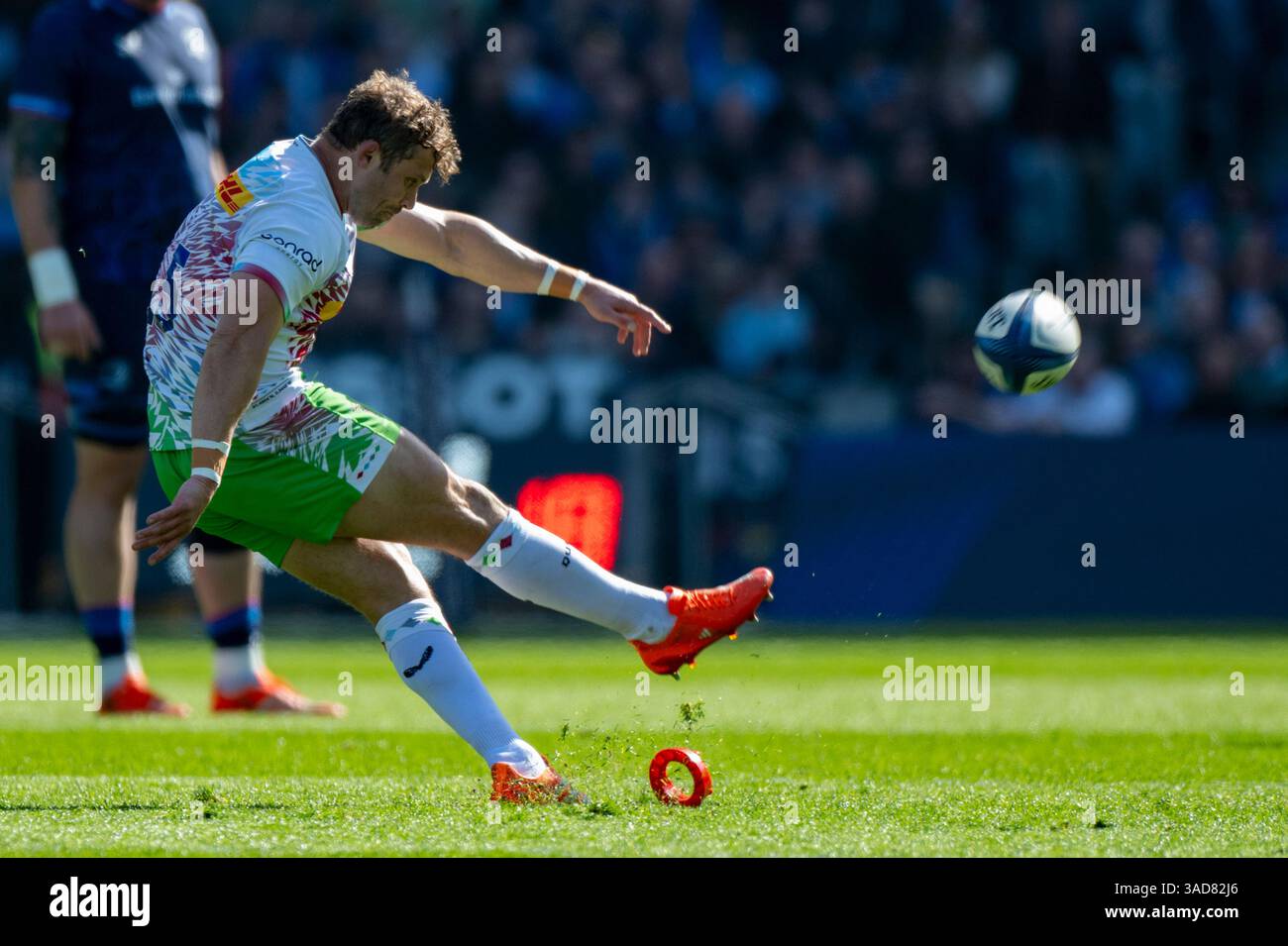 Leigh Halfpenny of Harlequins takes a penalty during the Investec ...