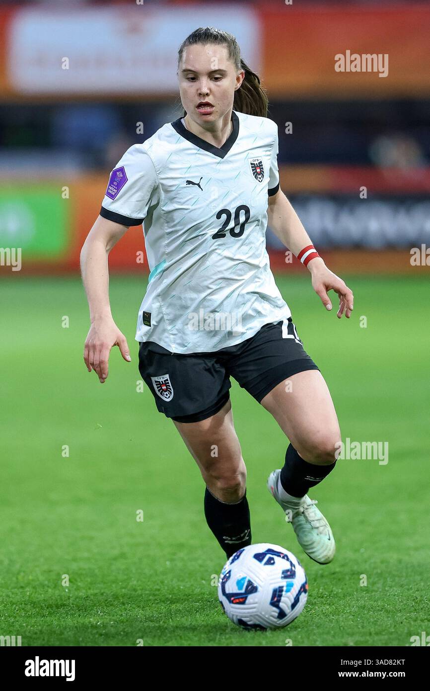 v.li.: Lilli Purtscheller (Österreich, 20) am Ball, Freisteller ...