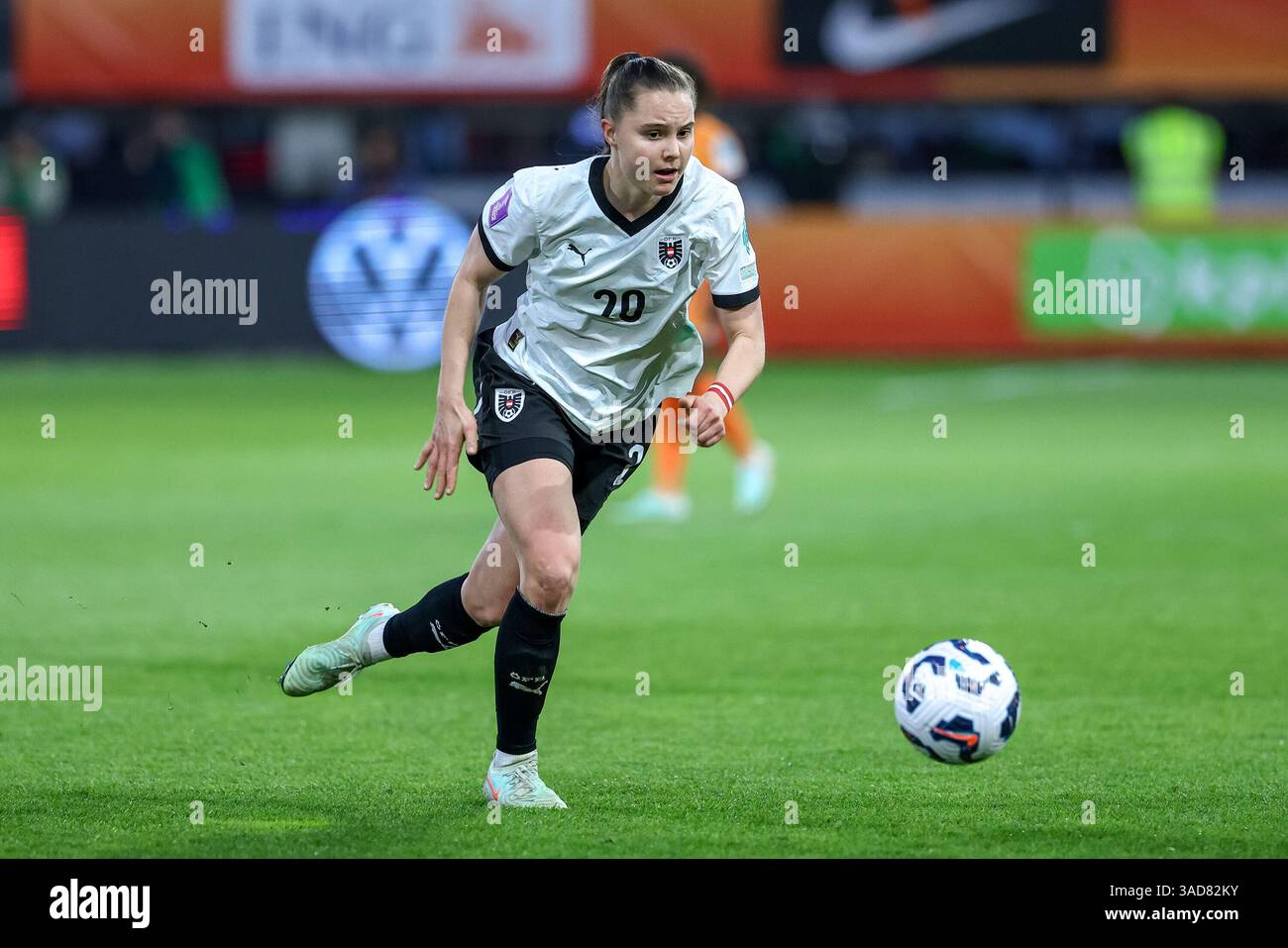 v.li.: Lilli Purtscheller (Österreich, 20) am Ball, Einzelbild ...