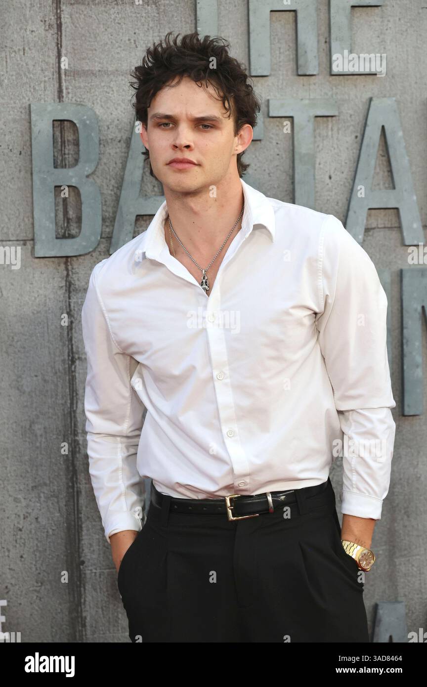 Curran Walters bei der Premiere der 6. Staffel der Hulu Serie 'The ...