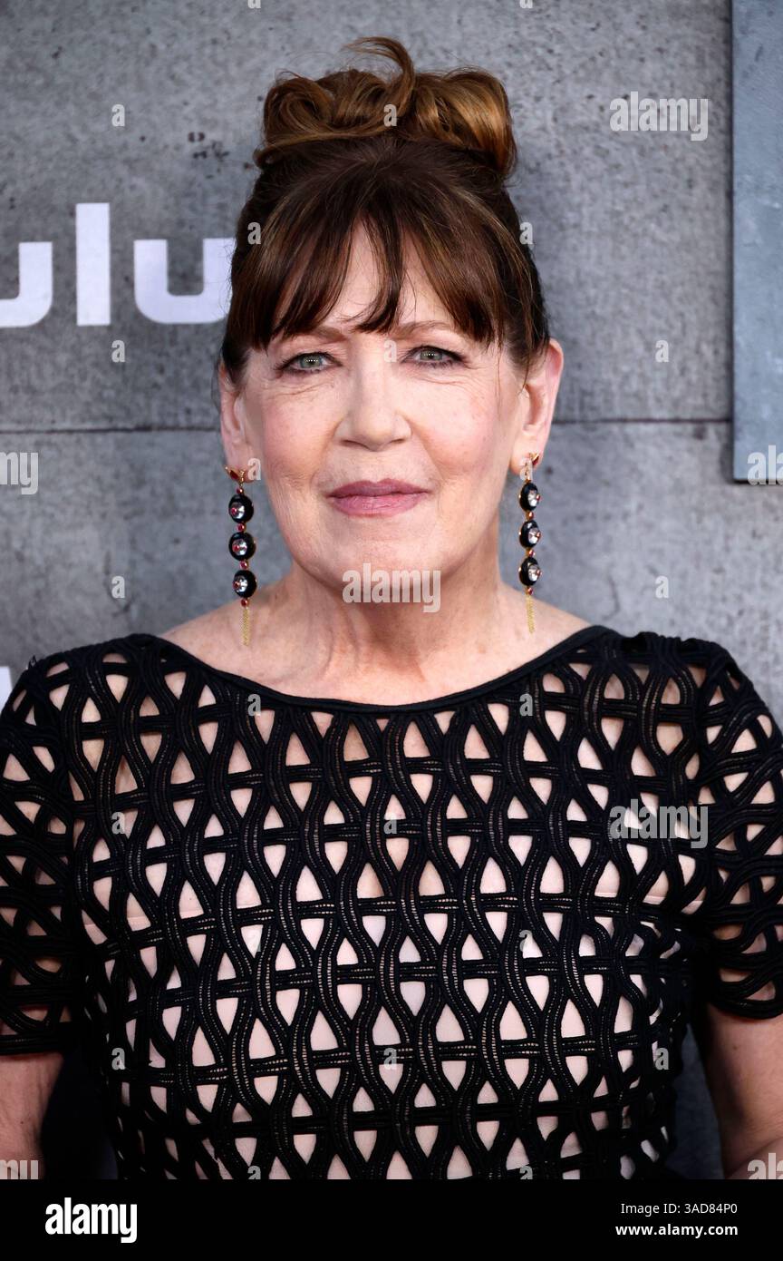 Ann Dowd bei der Premiere der 6. Staffel der Hulu Serie 'The Handmaid's ...