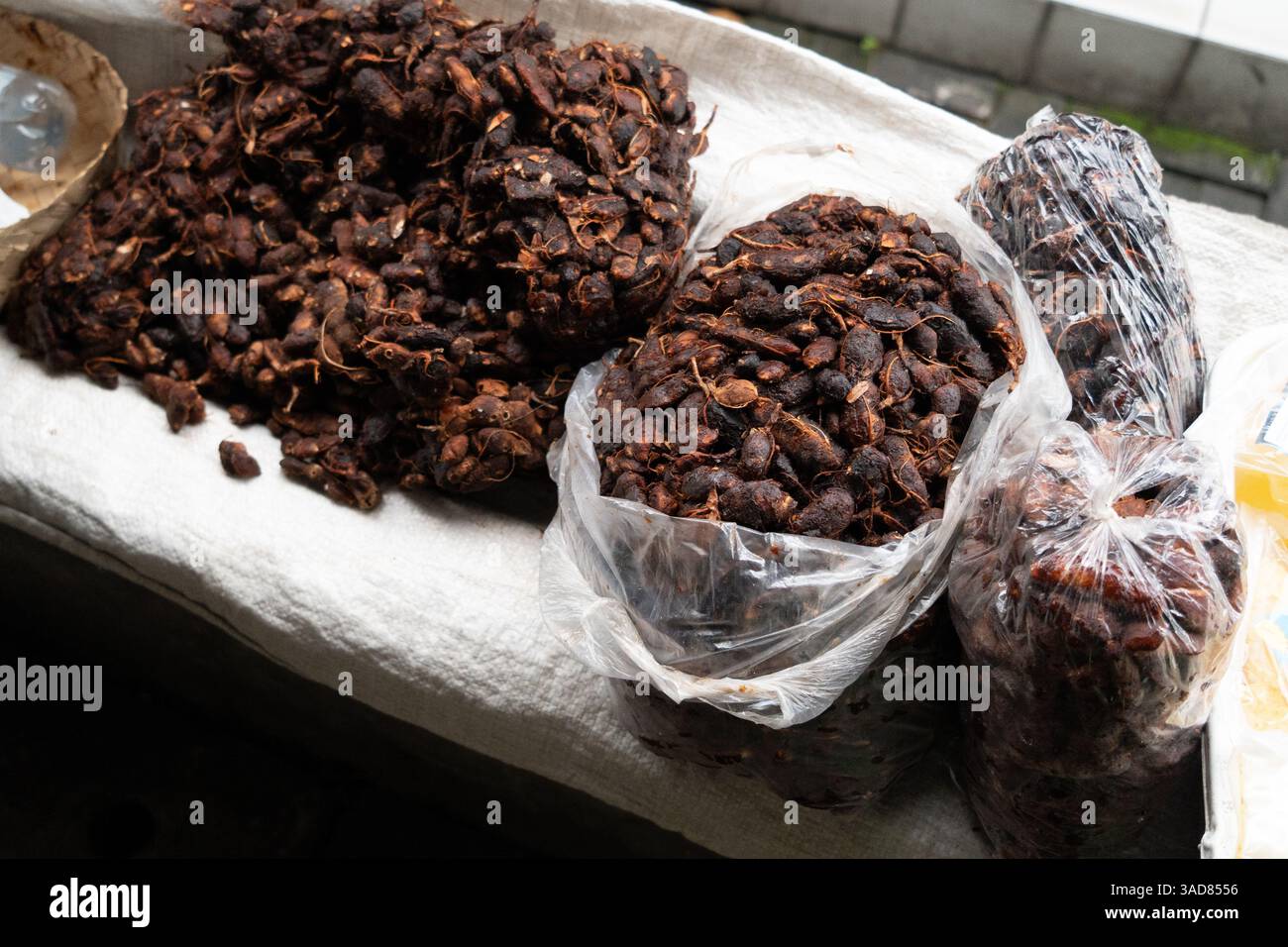 ripe tamarind, pile of brown tamarind sold at traditional market Stock ...