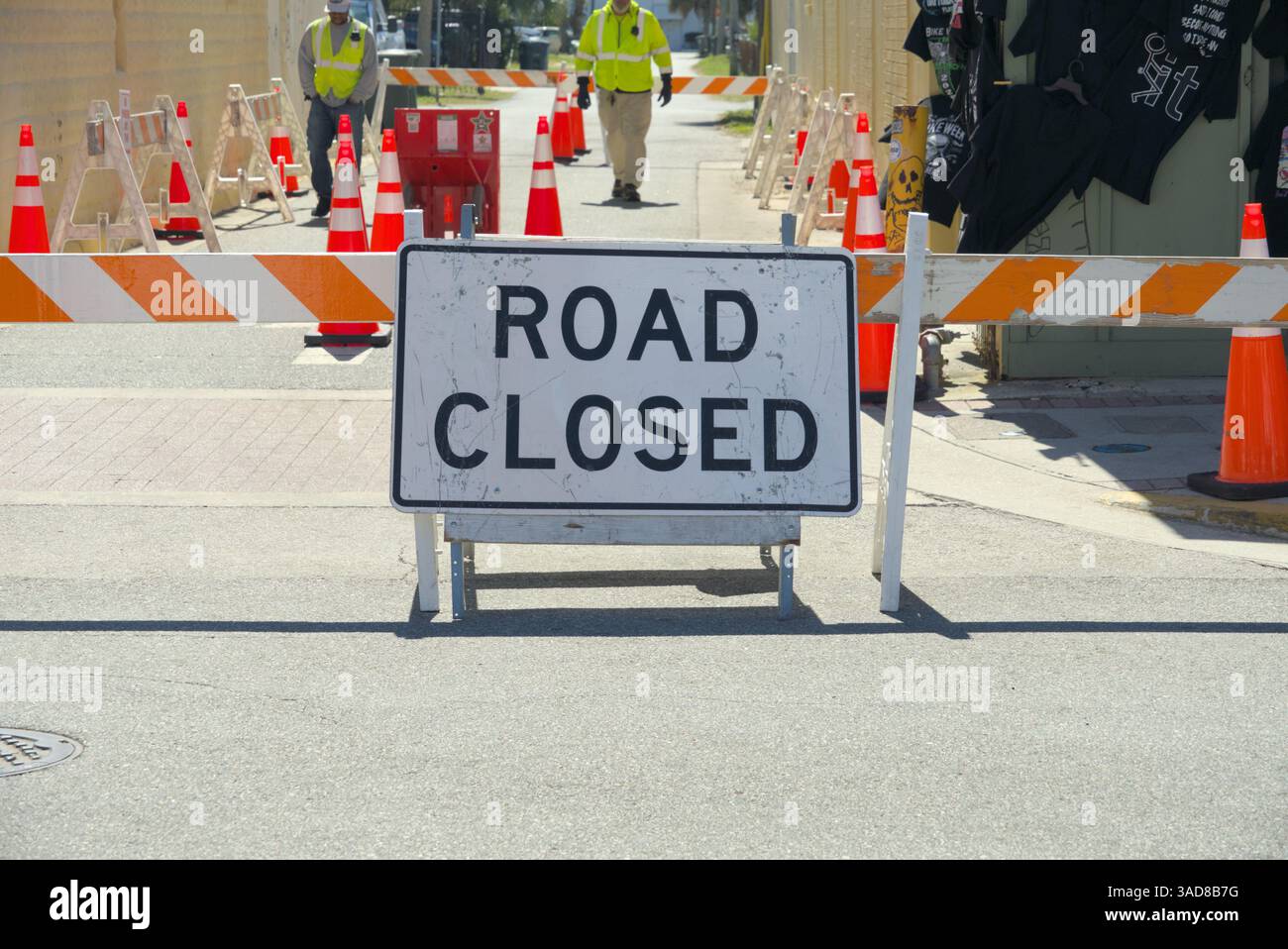 Road Closed by a sign and barriers. STOP, DO NOT ENTER Stock Photo - Alamy