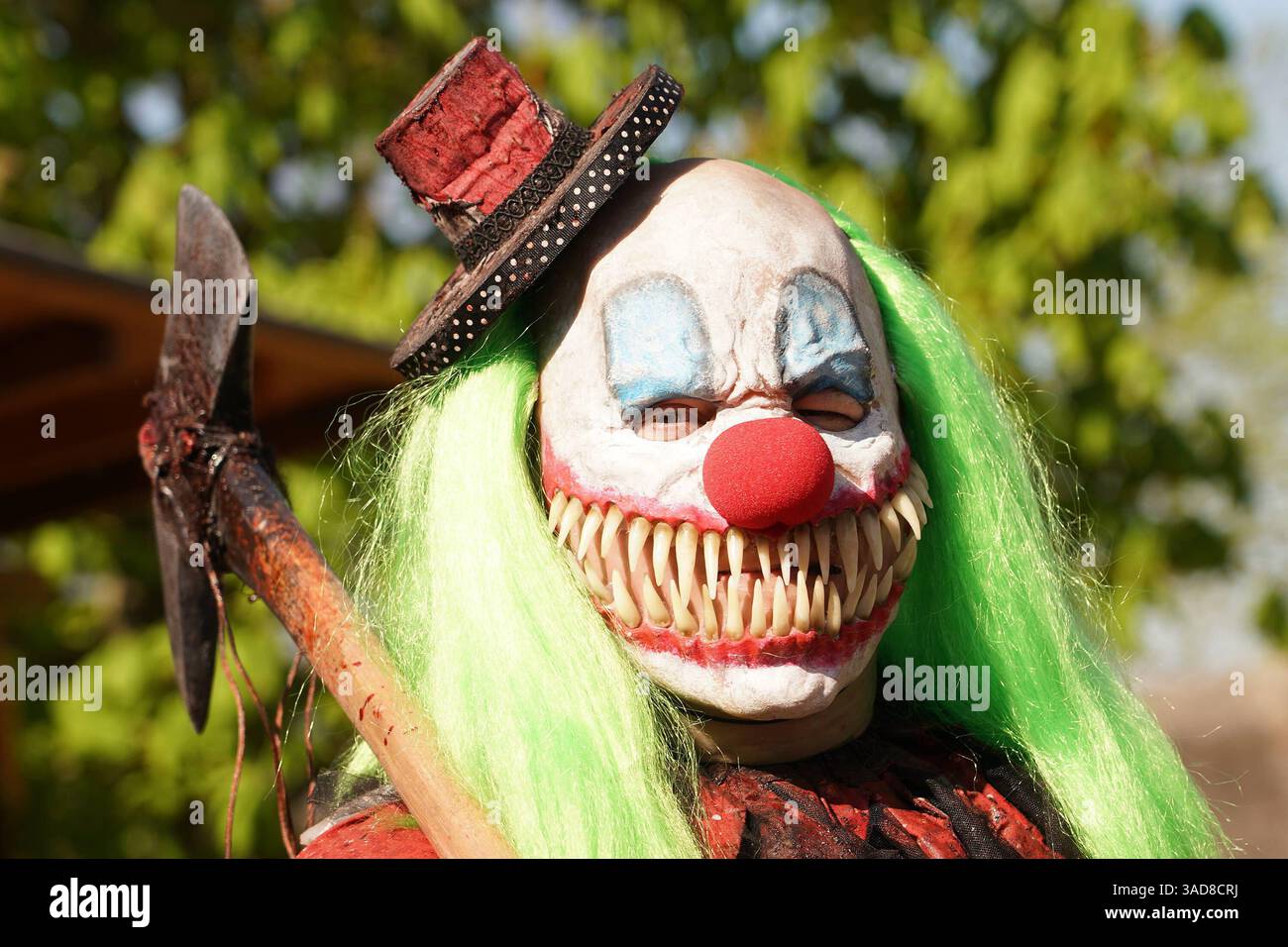 Gruseliger Clown beim Spielen mit den Casting-Kandidaten auf Schloss ...