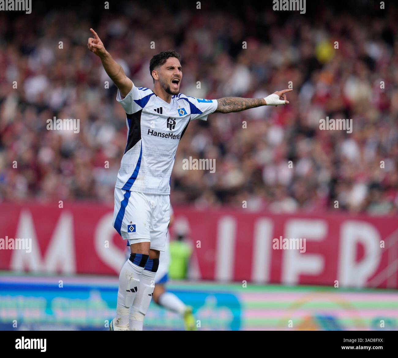 Ludovit Reis (Hamburger SV, #14) Gesten gegenueber den Fans GER, 1.FC Nuernberg vs Hamburger SV ...