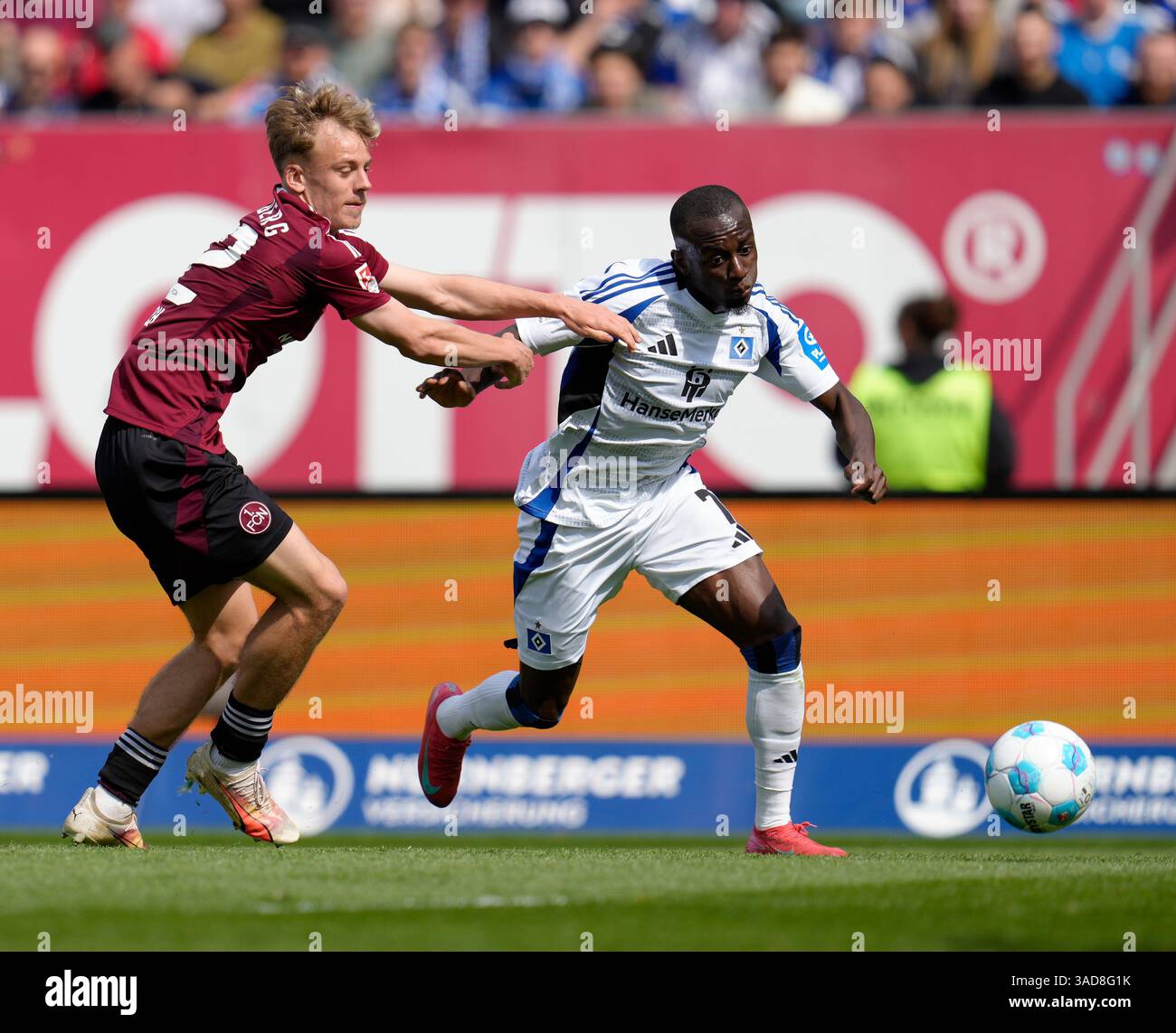 Tim Janisch (1.FC Nuernberg, #32) gegen Jean-Luc Dompe (Hamburger SV ...