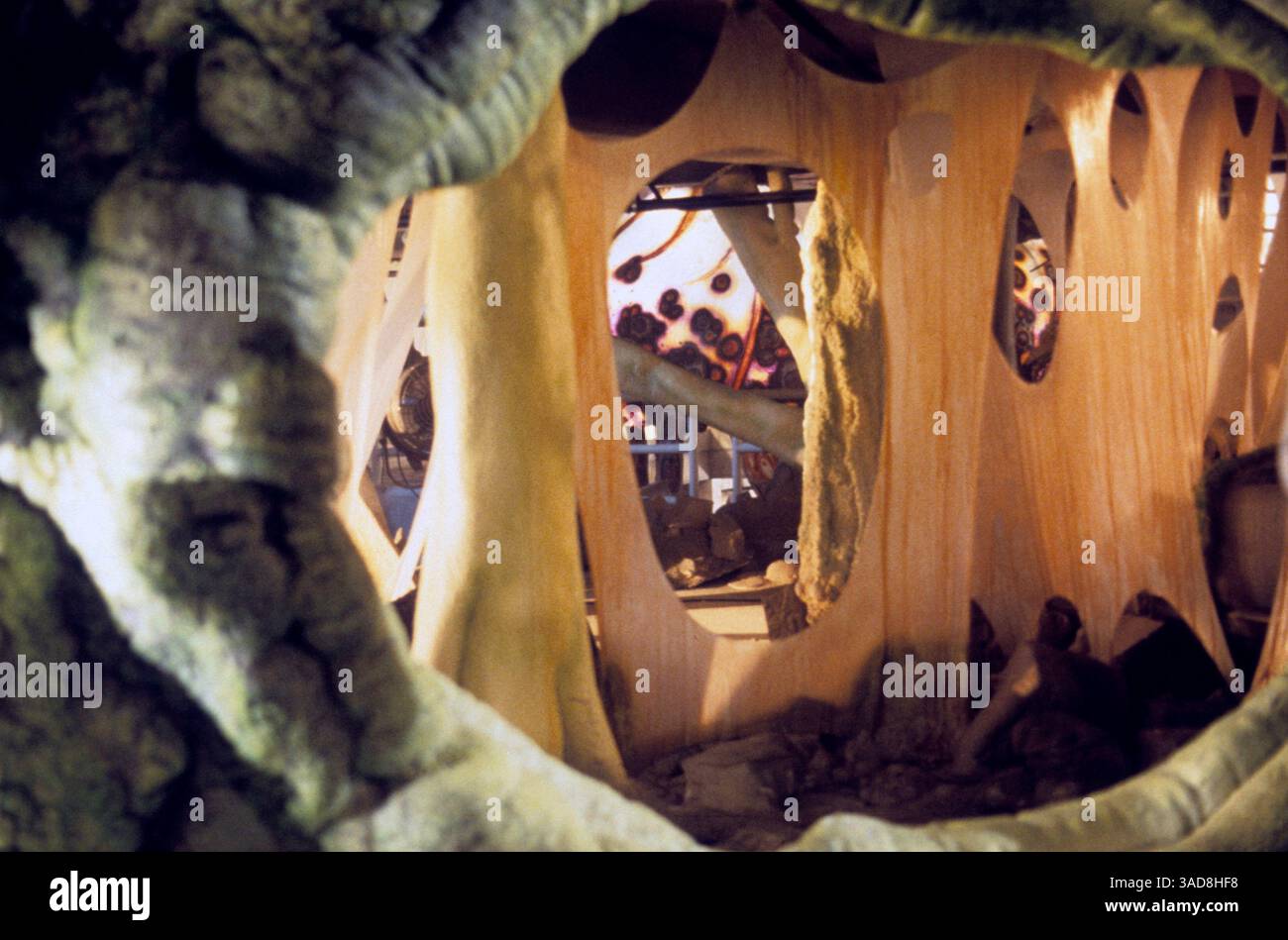 Film still / Publicity still from "The Puppet Masters" 1994 Hollywood ...