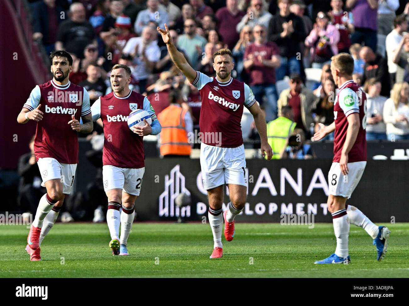 London, UK. 5th Apr, 2025. GOAL. Niclas Fullkrug (West Ham, 2nd right ...