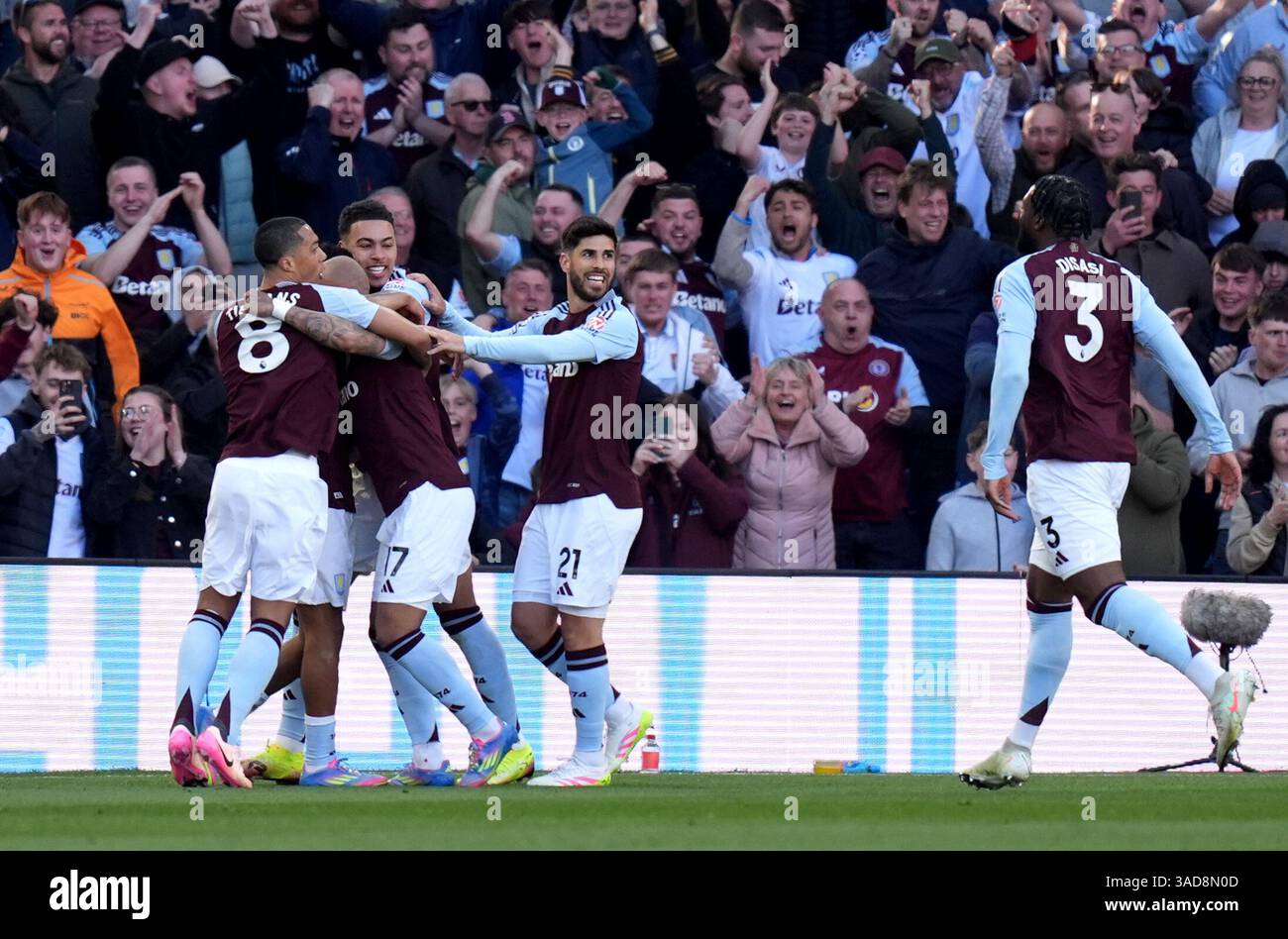 Aston Villa's Donyell Malen (front, second left) celebrate with his ...
