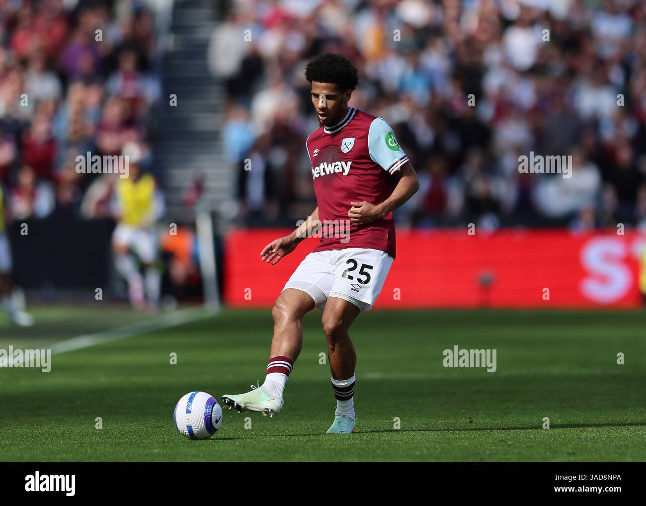 London Stadium, London, UK. 5th Apr, 2025. Premier League Football ...