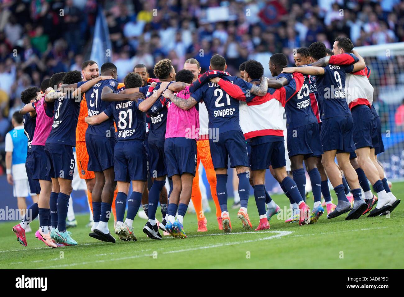 Paris Saint-Germain players celebrate their victory at the French ...